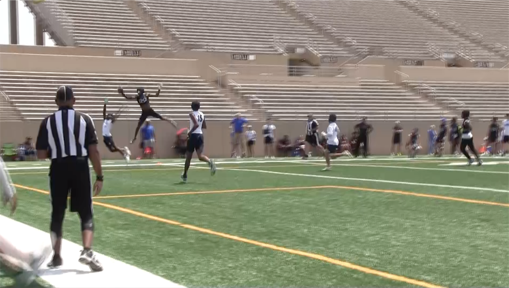 WATCH: Insane One-Handed 7-on-7 Catch